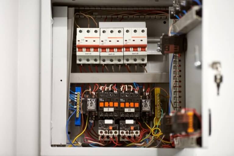 Manual Transfer Switch (MTS) - Advatech Industries Inc.